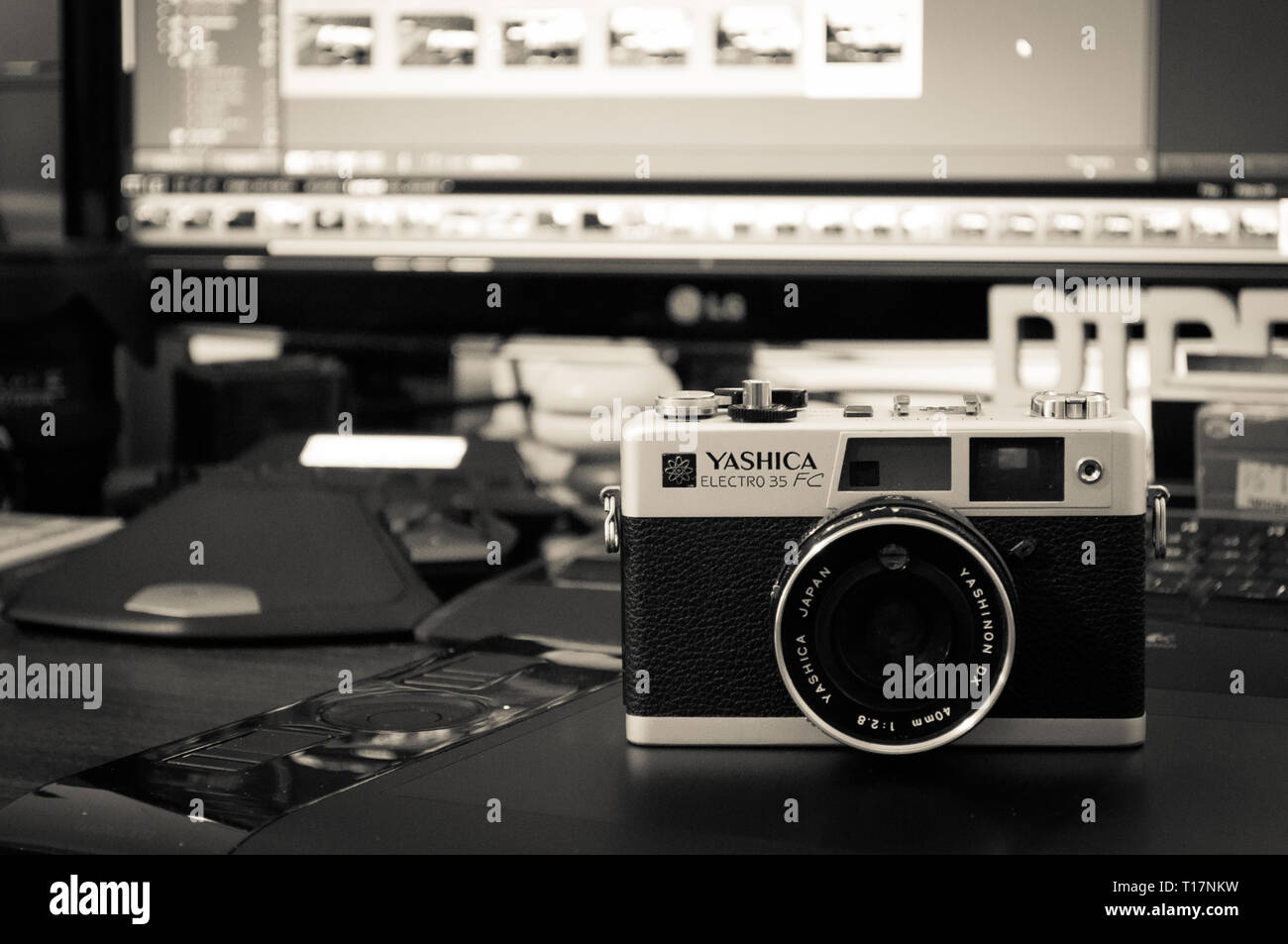 Old yashica camera hi-res stock photography and images - Alamy