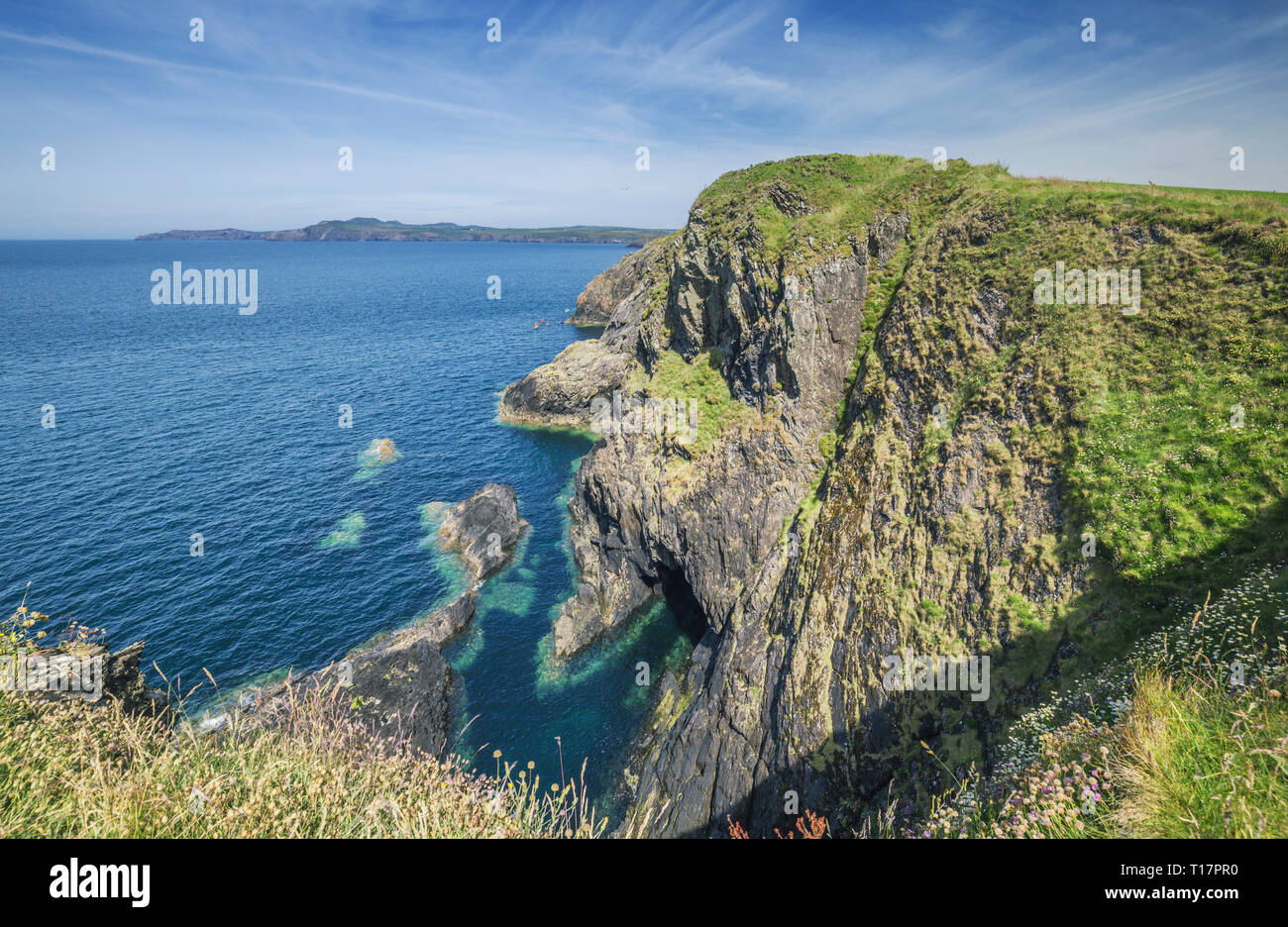 Top down view steep cliff hi-res stock photography and images - Alamy