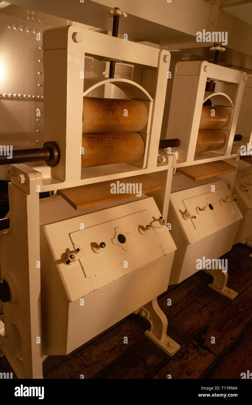 Mangle laundry hi-res stock photography and images - Alamy