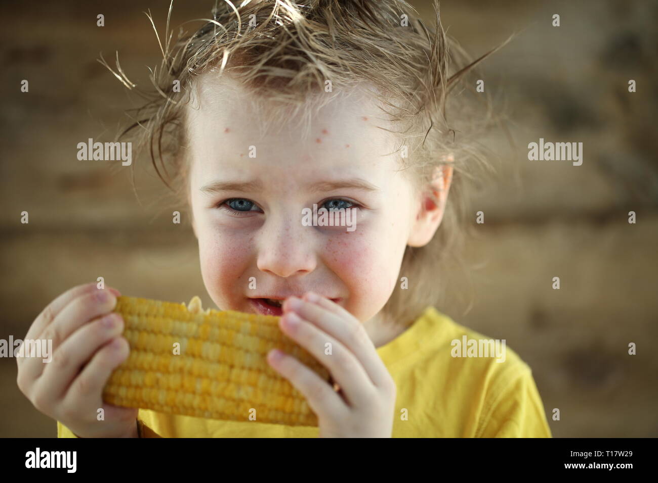 Boy eating sweet corn Stock Photo - Alamy