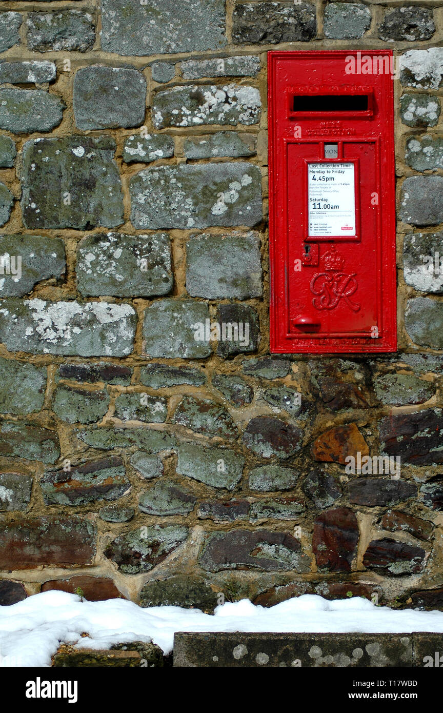 Royal mail letterbox hi-res stock photography and images - Alamy