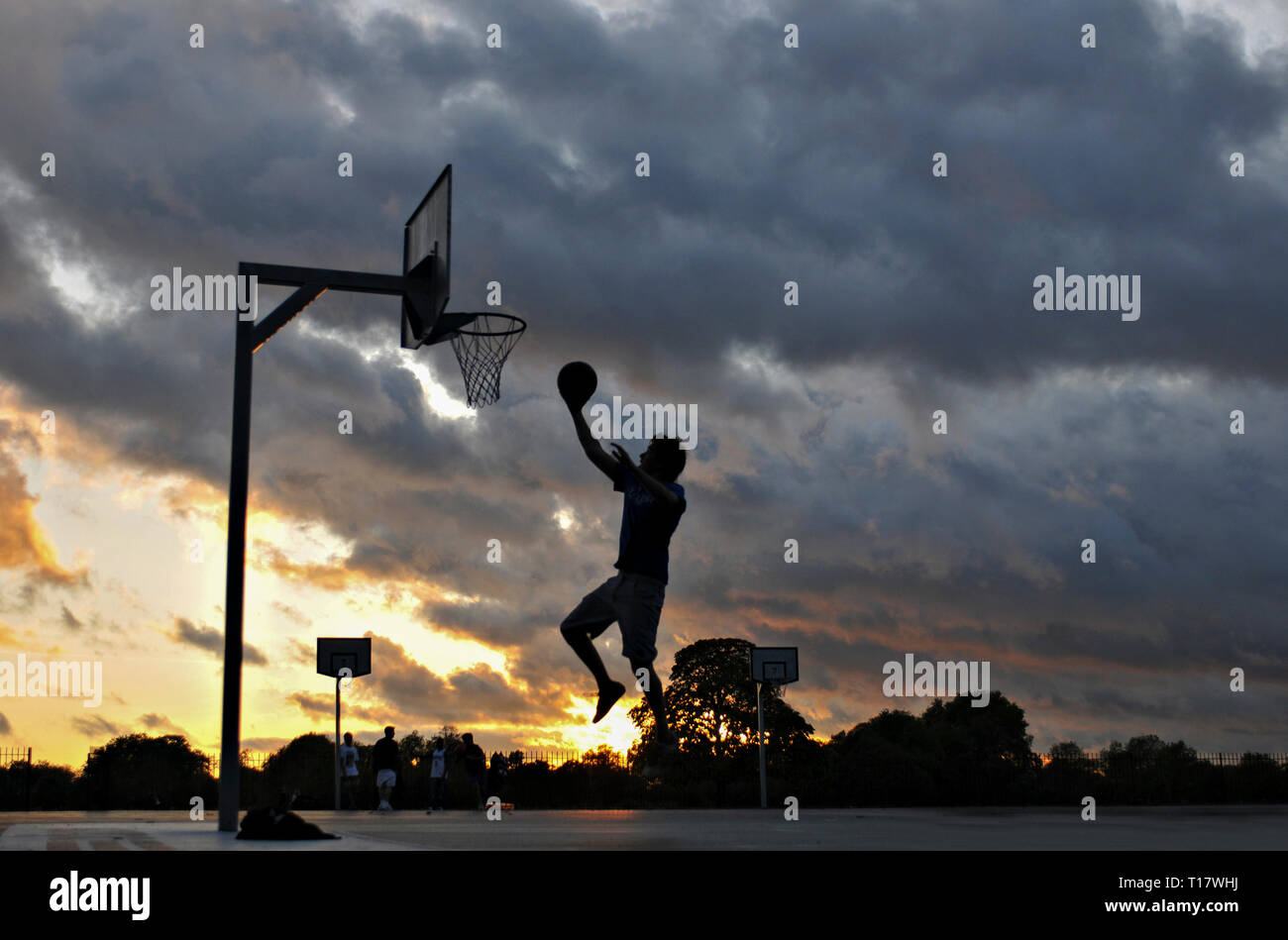 Slam dunk silhouette hi-res stock photography and images - Alamy