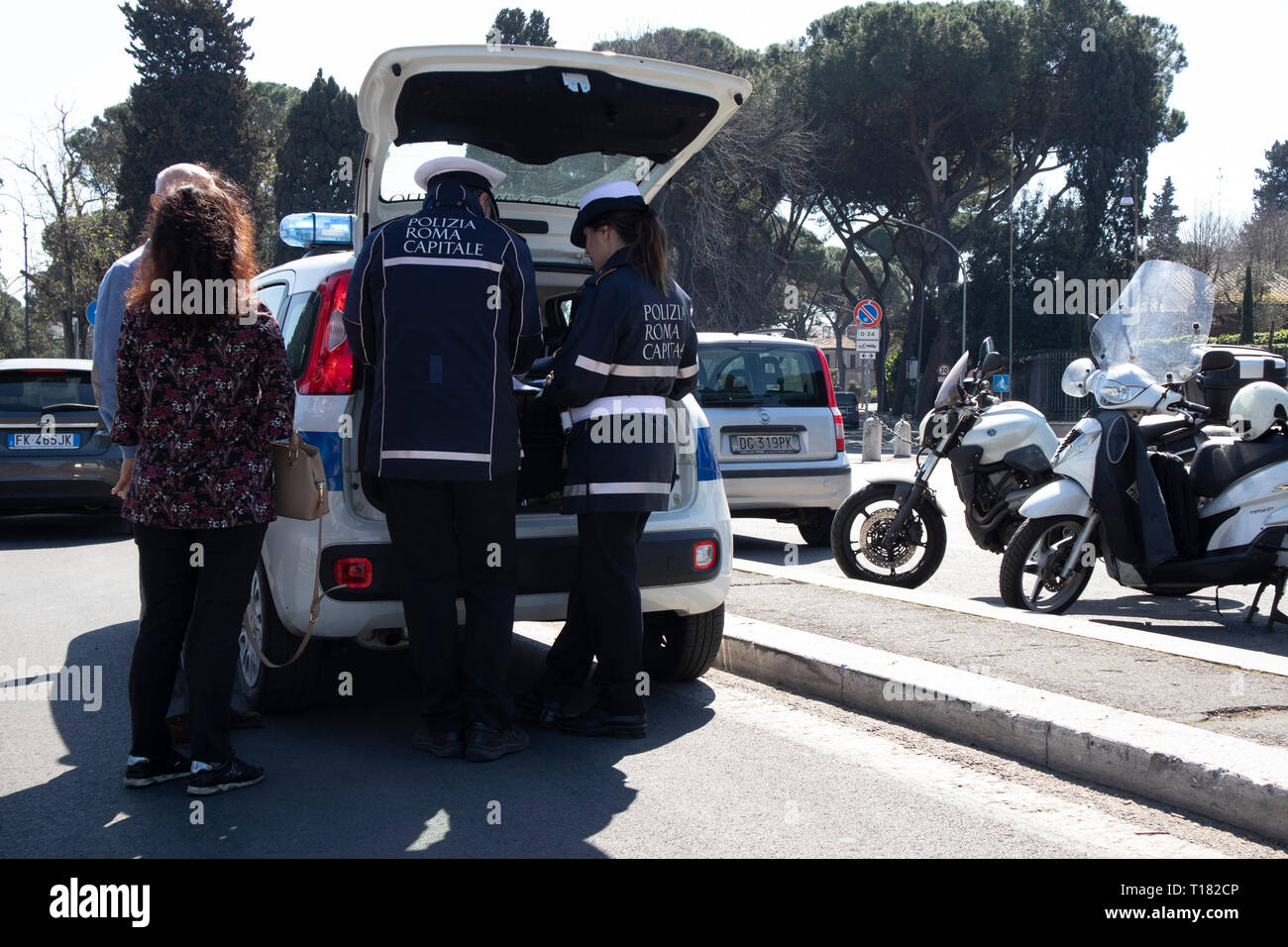 Traffico del piazzale hi-res stock photography and images - Alamy