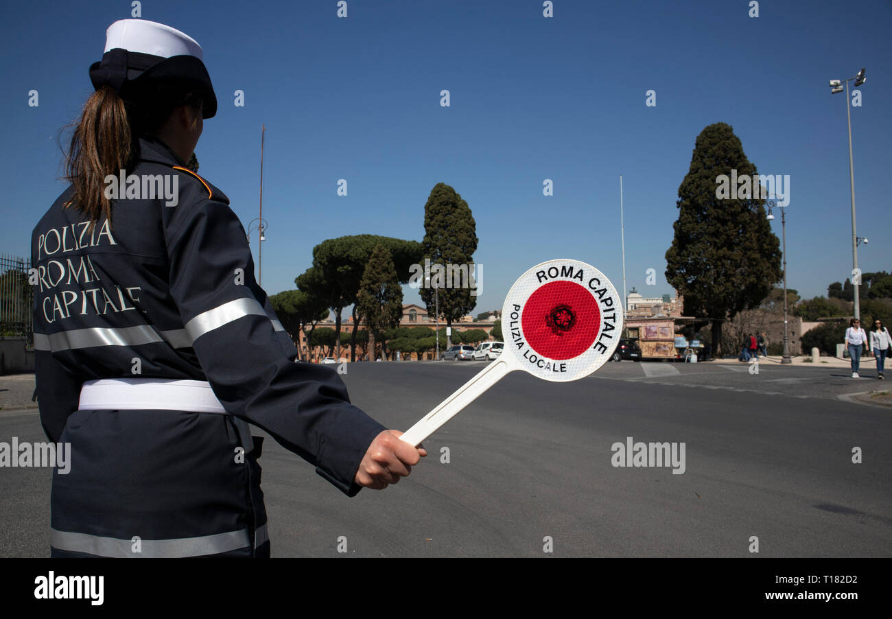 Traffico del piazzale hi-res stock photography and images - Alamy