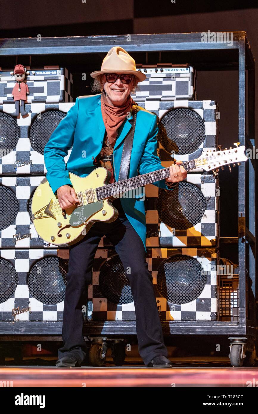 Tom petersson of cheap trick hi-res stock photography and images - Alamy