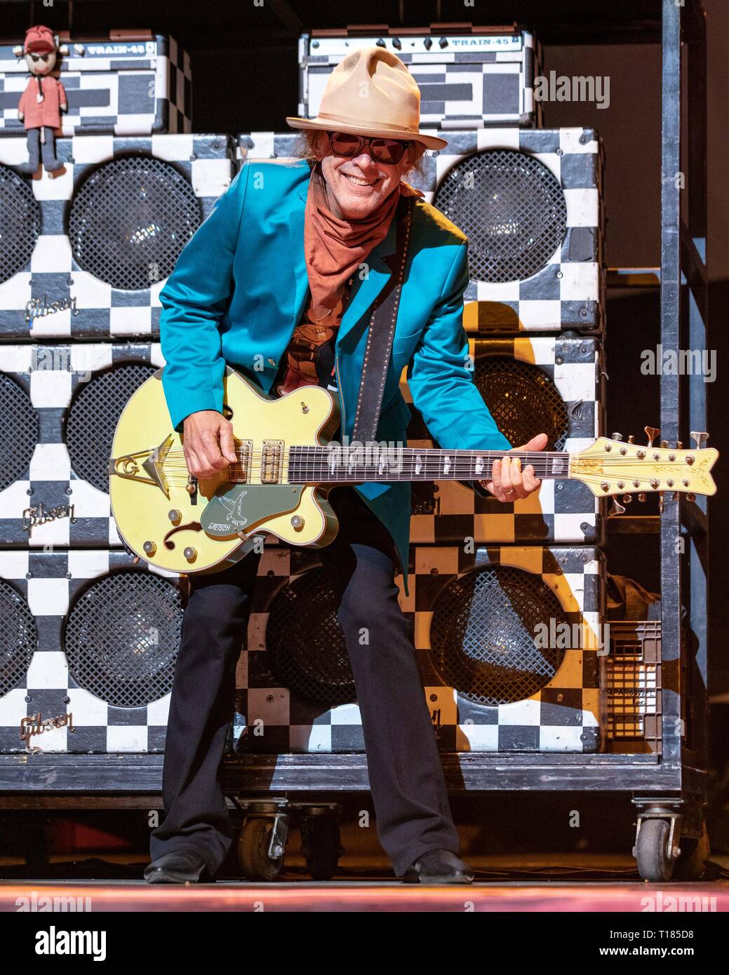 Tom petersson of cheap trick hi-res stock photography and images - Alamy