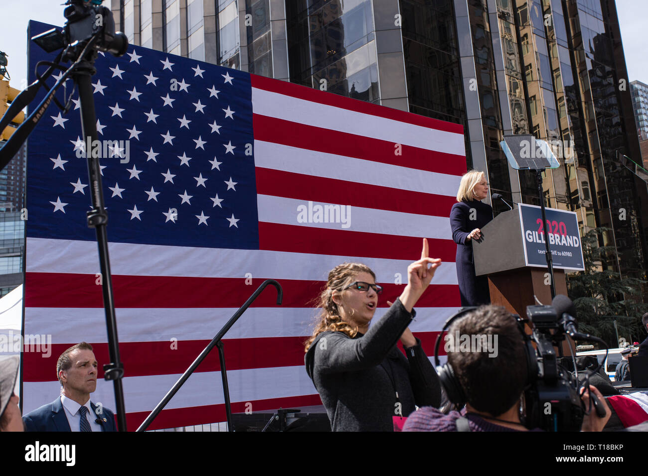 Sign language interpreter usa 2019 hi-res stock photography and images ...