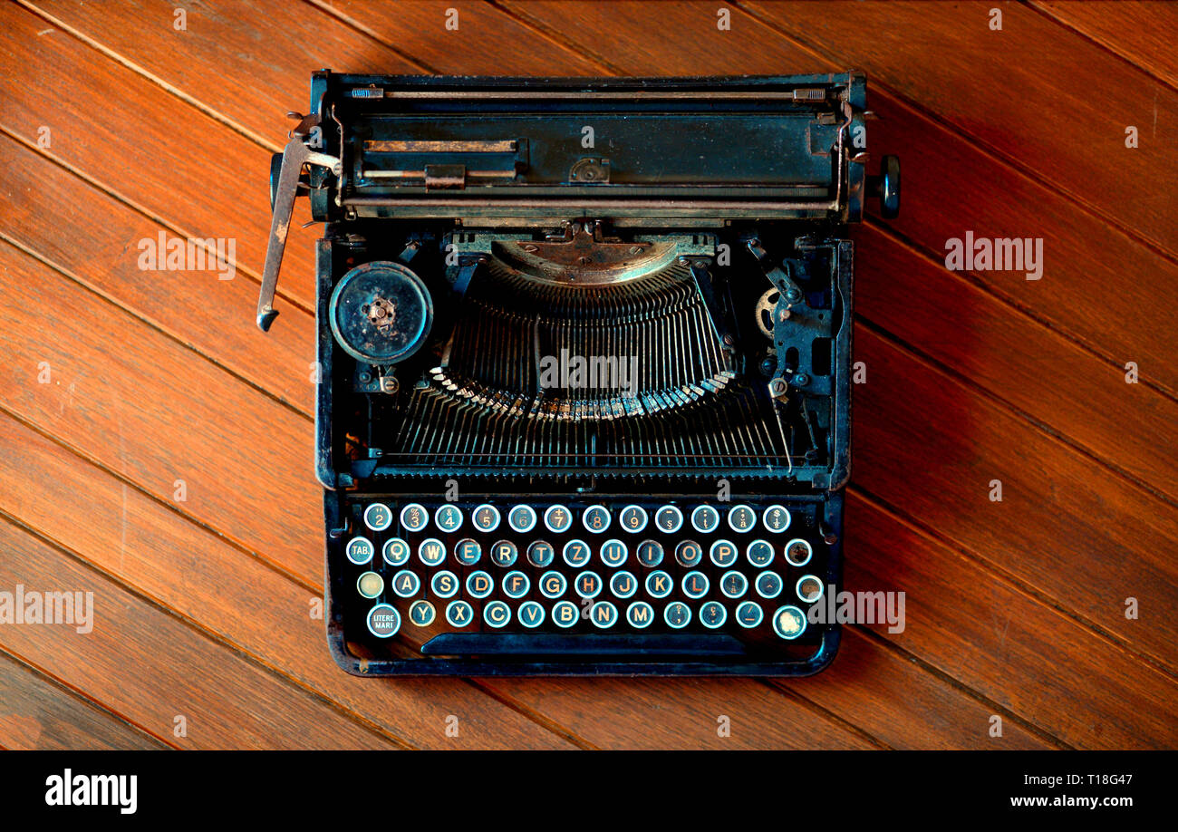 old vintage typewriter on wood table bird view Stock Photo - Alamy