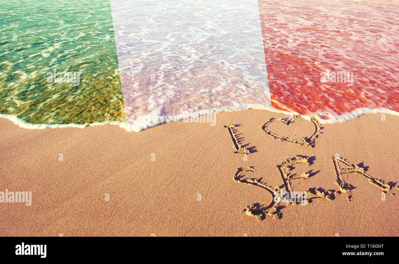 Beach sand, sea and flag Italy. I love Italy concept Stock Photo - Alamy