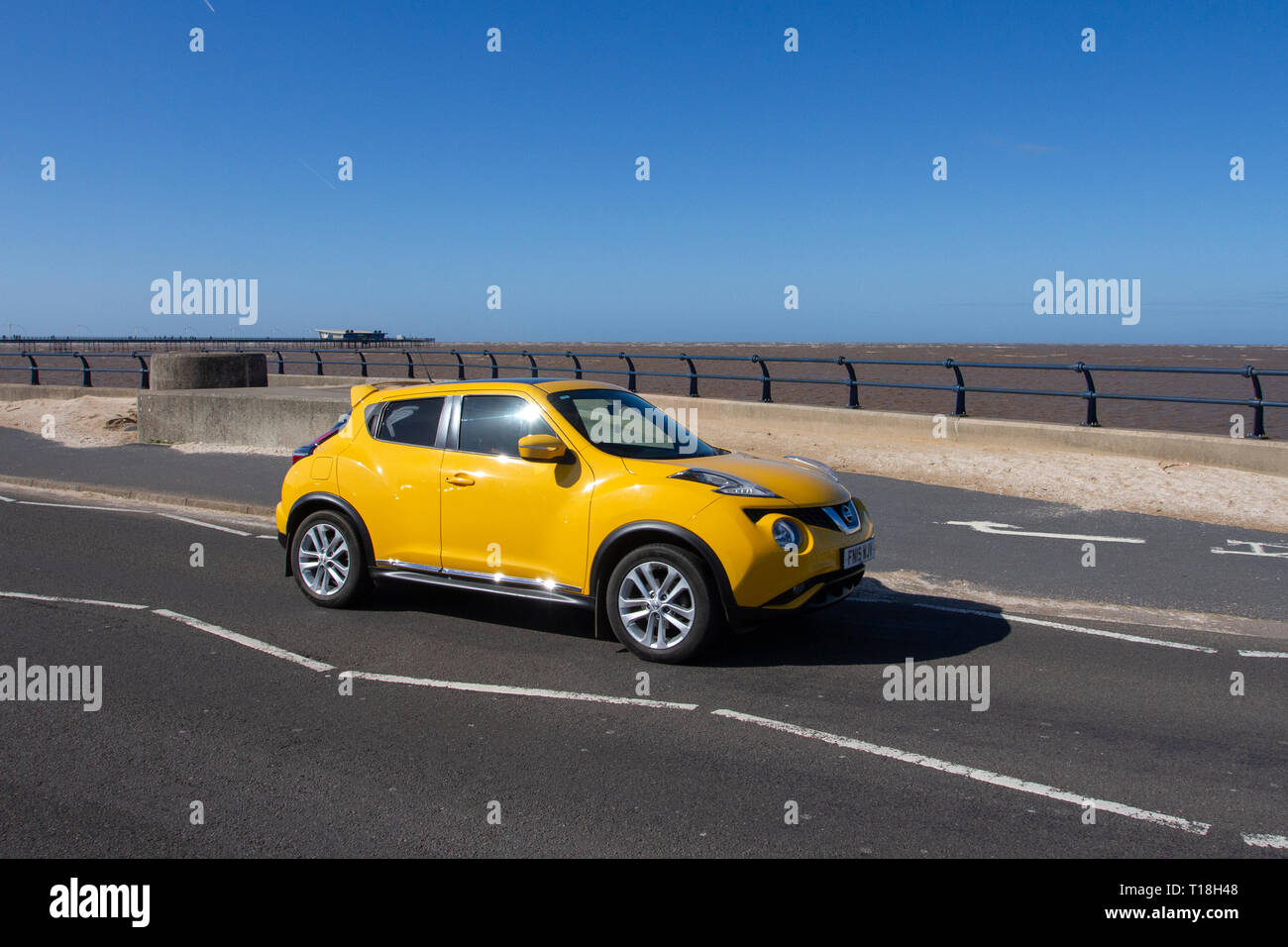 Nissan juke 1 6 tekna xtron 5dr eu5 auto suv petrol hi-res stock ...