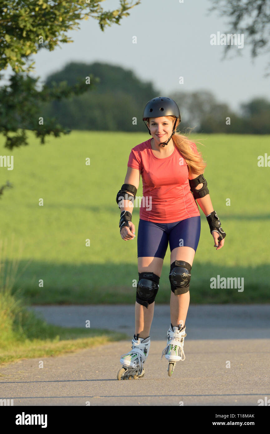 Rollerblading women hi-res stock photography and images - Alamy
