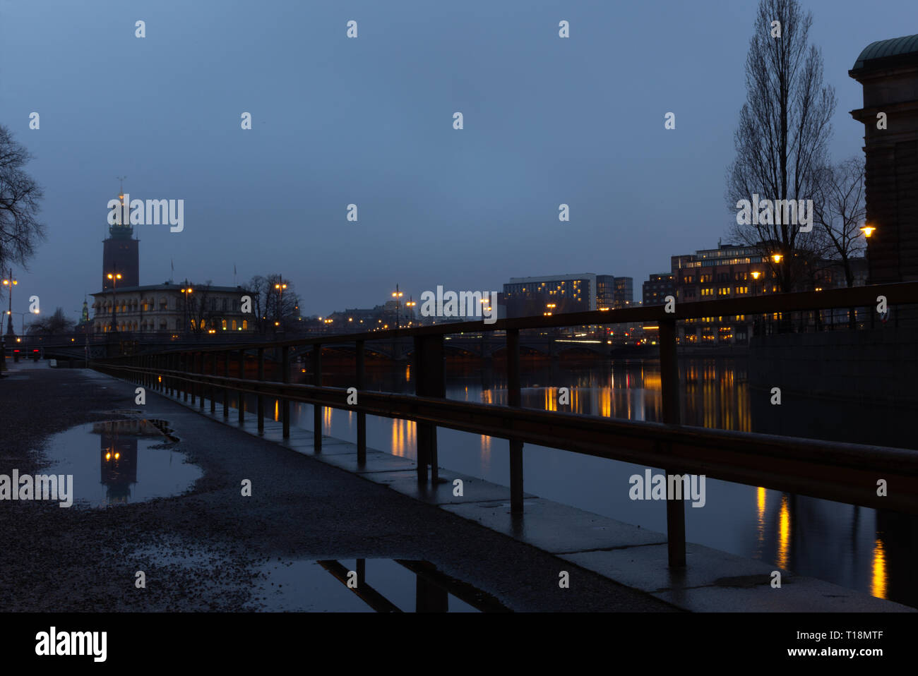 The Stockholm City Hall ("Stadshus" in Swedish) and the Vasabron bridge ...
