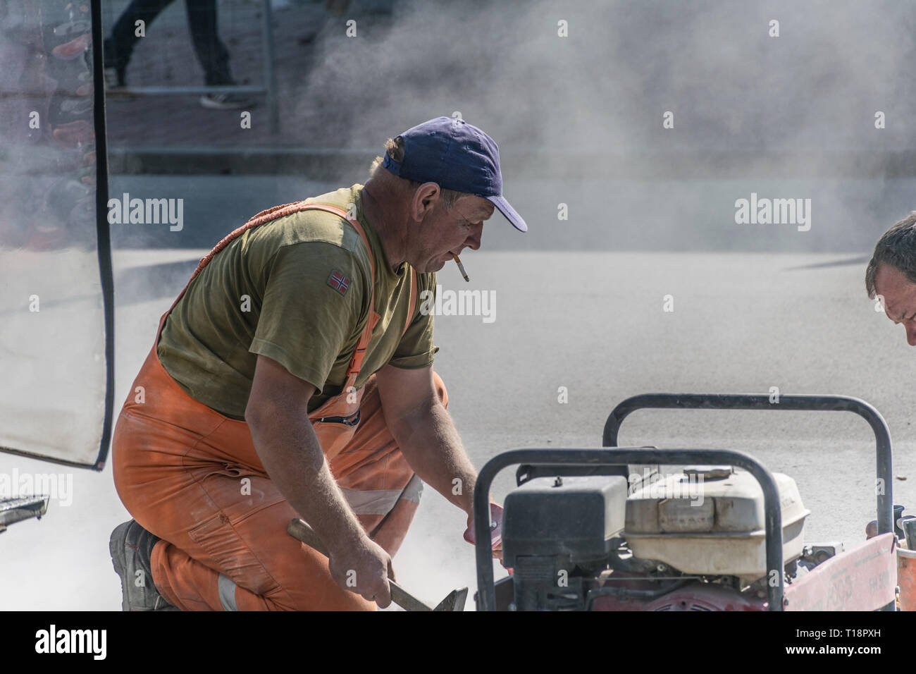 Construction workers smoking hi-res stock photography and images - Alamy