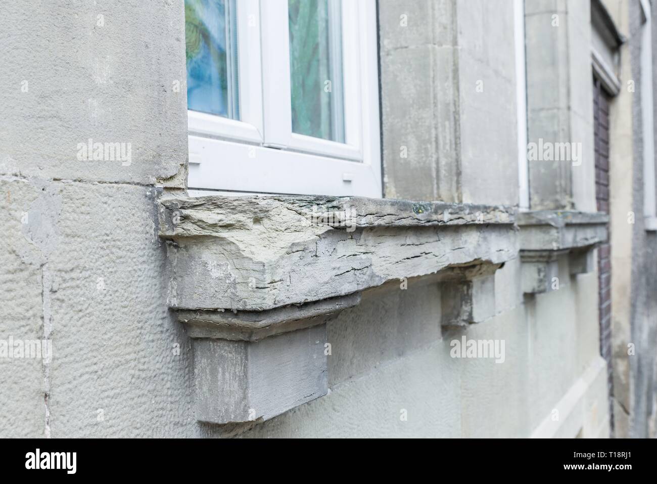 Spalling stone wall hi-res stock photography and images - Alamy
