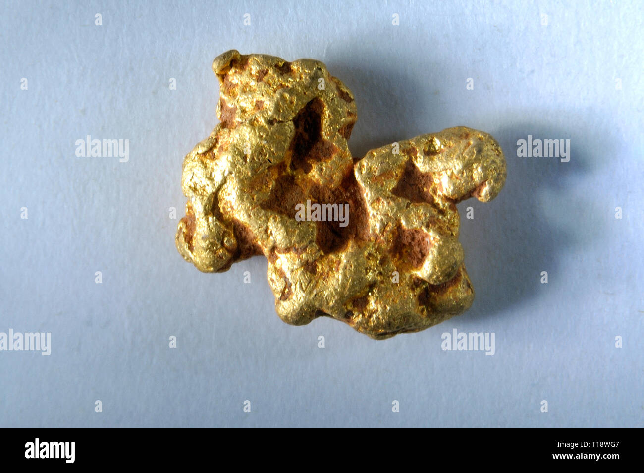 Golden nugget background close up Stock Photo - Alamy