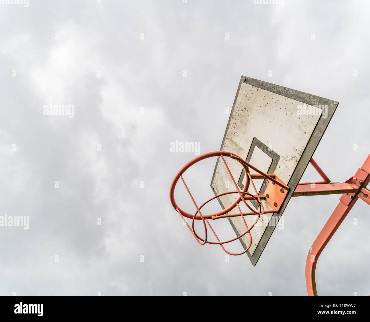 Basketball off backboard hi-res stock photography and images - Alamy