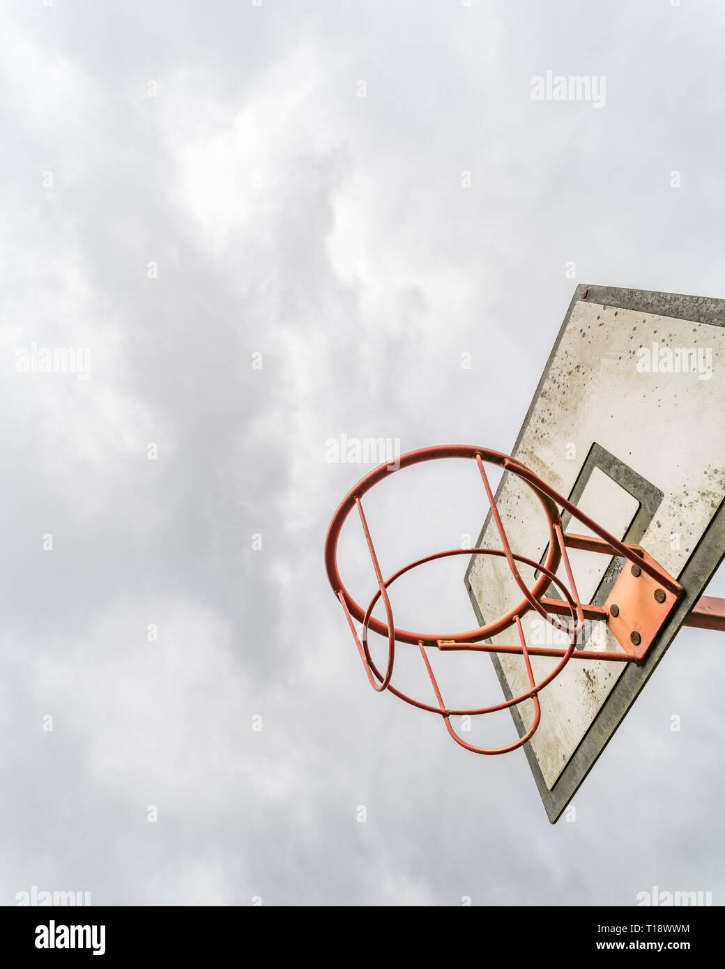 Basketball off backboard hi-res stock photography and images - Alamy
