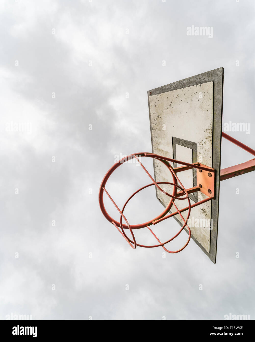 Basketball off backboard hi-res stock photography and images - Alamy