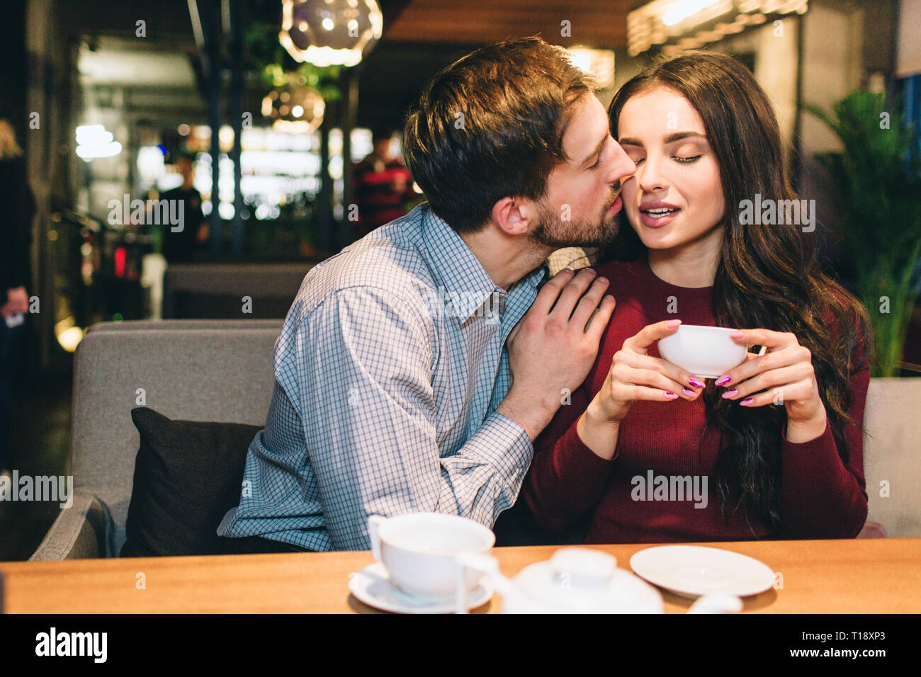 Bar alcohol kissing man woman hi-res stock photography and images - Alamy