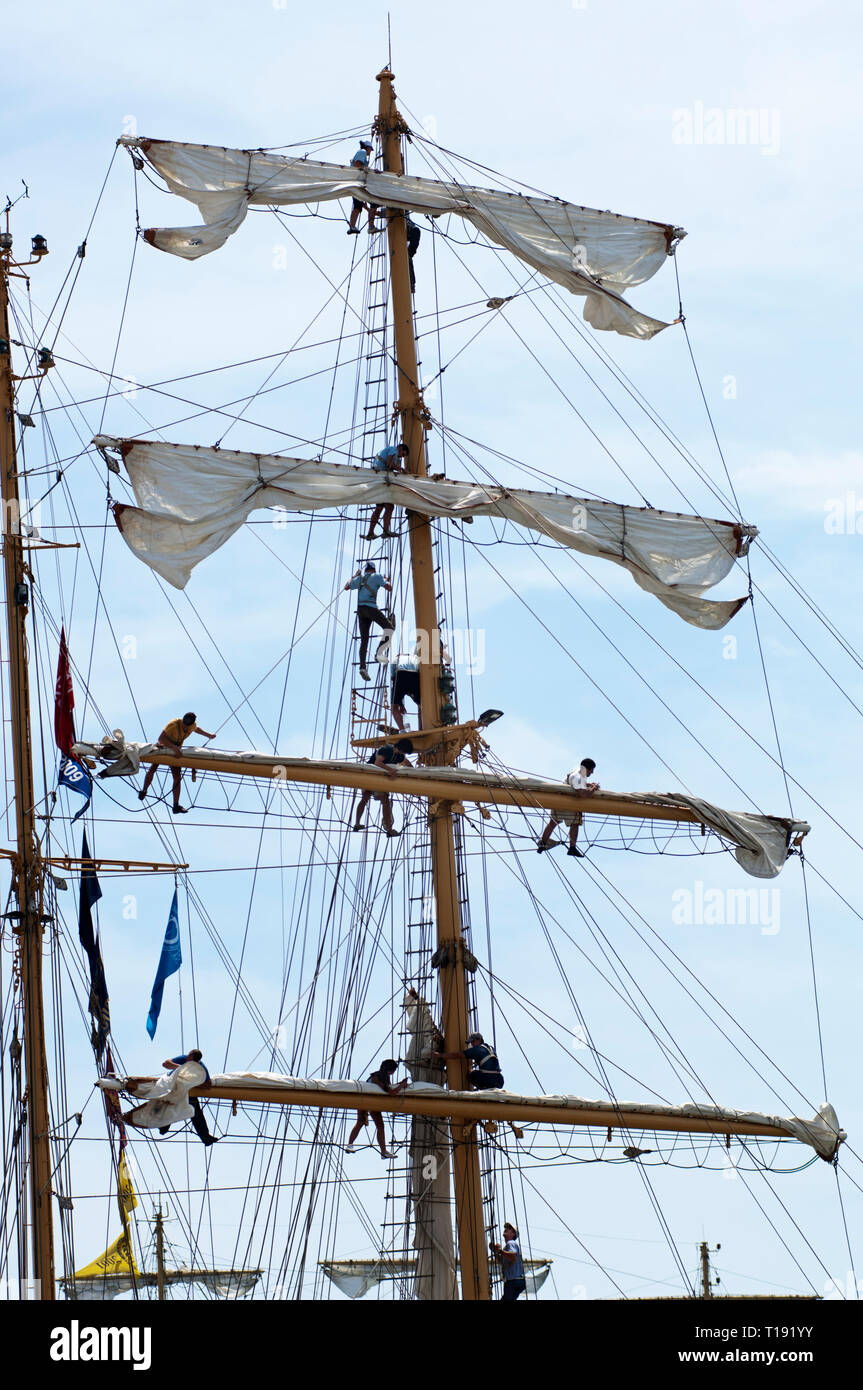 Sailors setting sails on an old brig Stock Photo - Alamy