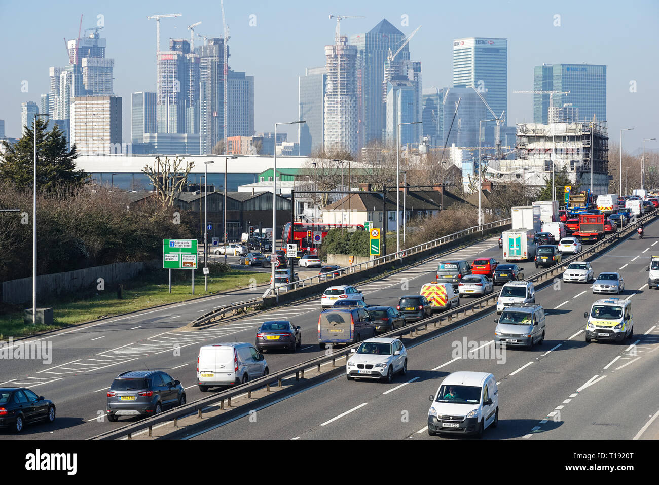 Traffic on A102 Blackwall Tunnel Southern Approach with Canary Wharf ...