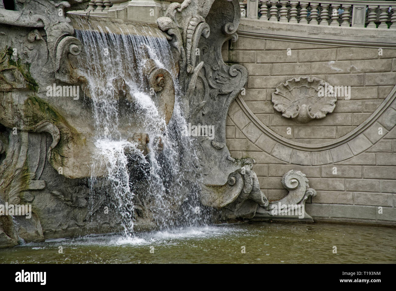 Square in torino fountain people hi-res stock photography and images ...