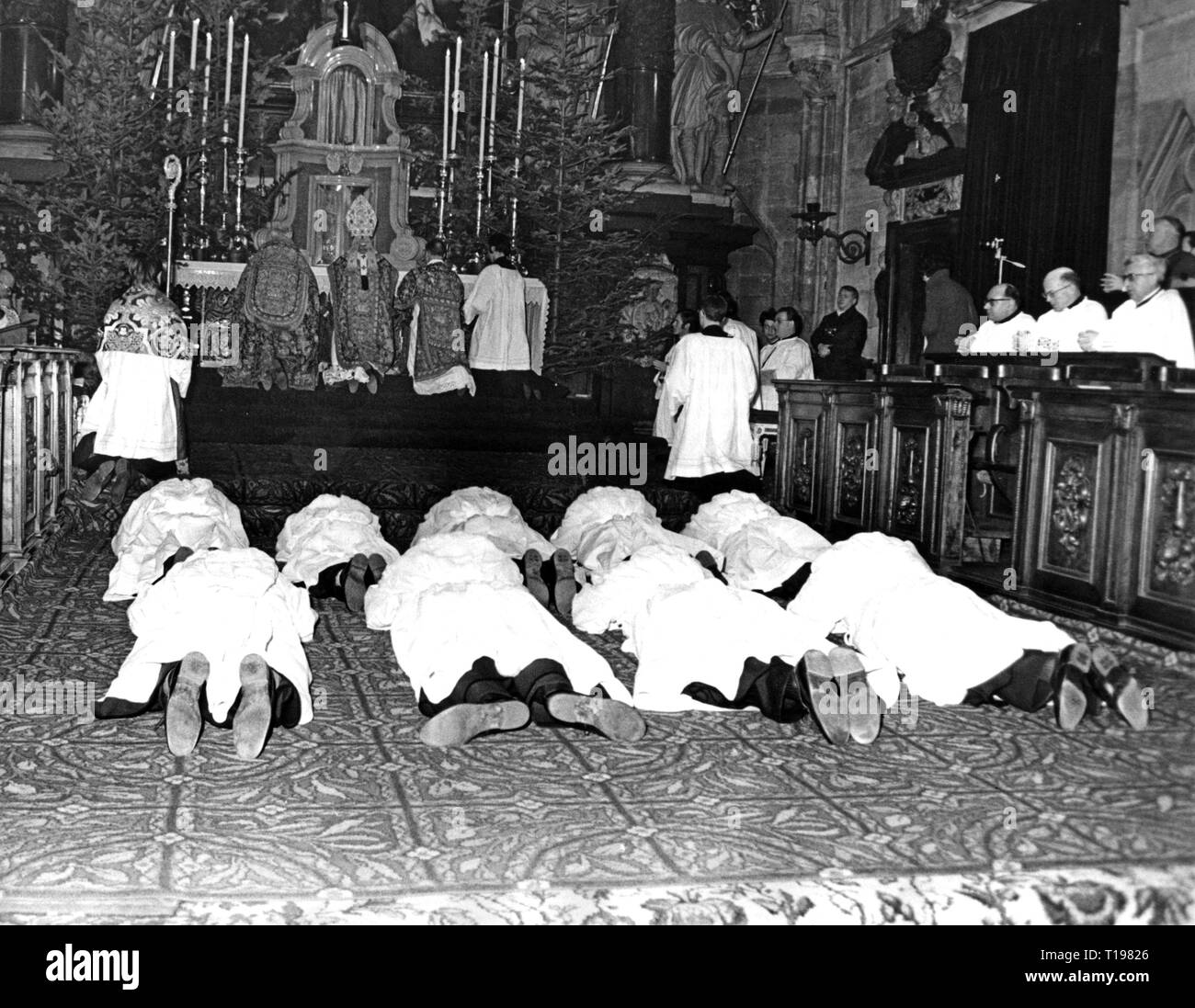 Consecration mass hi-res stock photography and images - Alamy