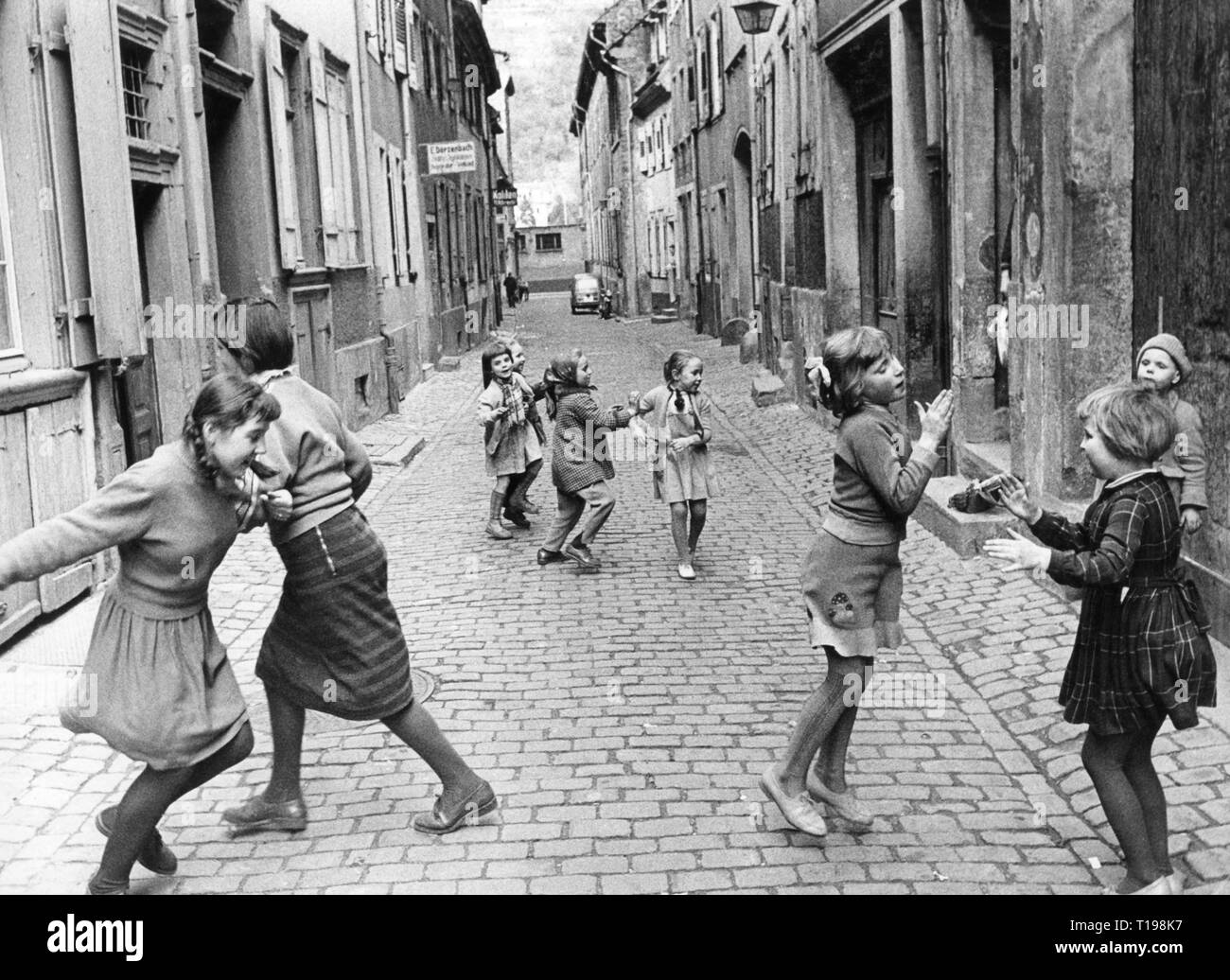 1950s girl playing street hi-res stock photography and images - Alamy