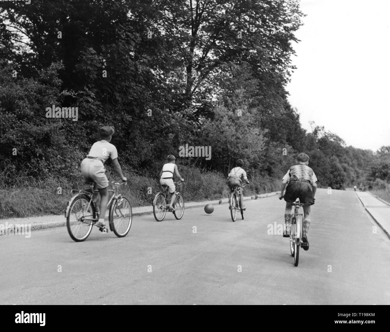 1950s bicycle children hi-res stock photography and images - Alamy