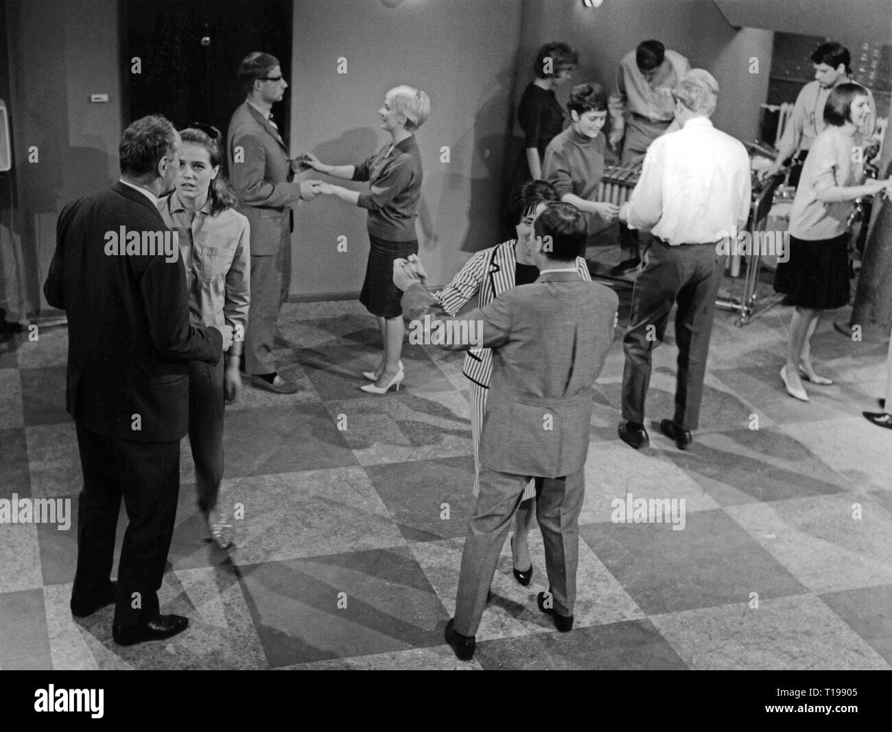 Teenagers dancing 1960s hi-res stock photography and images - Alamy
