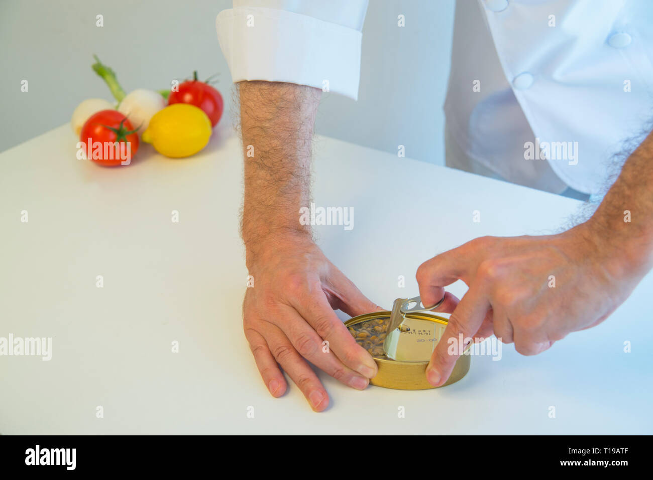 Manos cocinando hi-res stock photography and images - Alamy