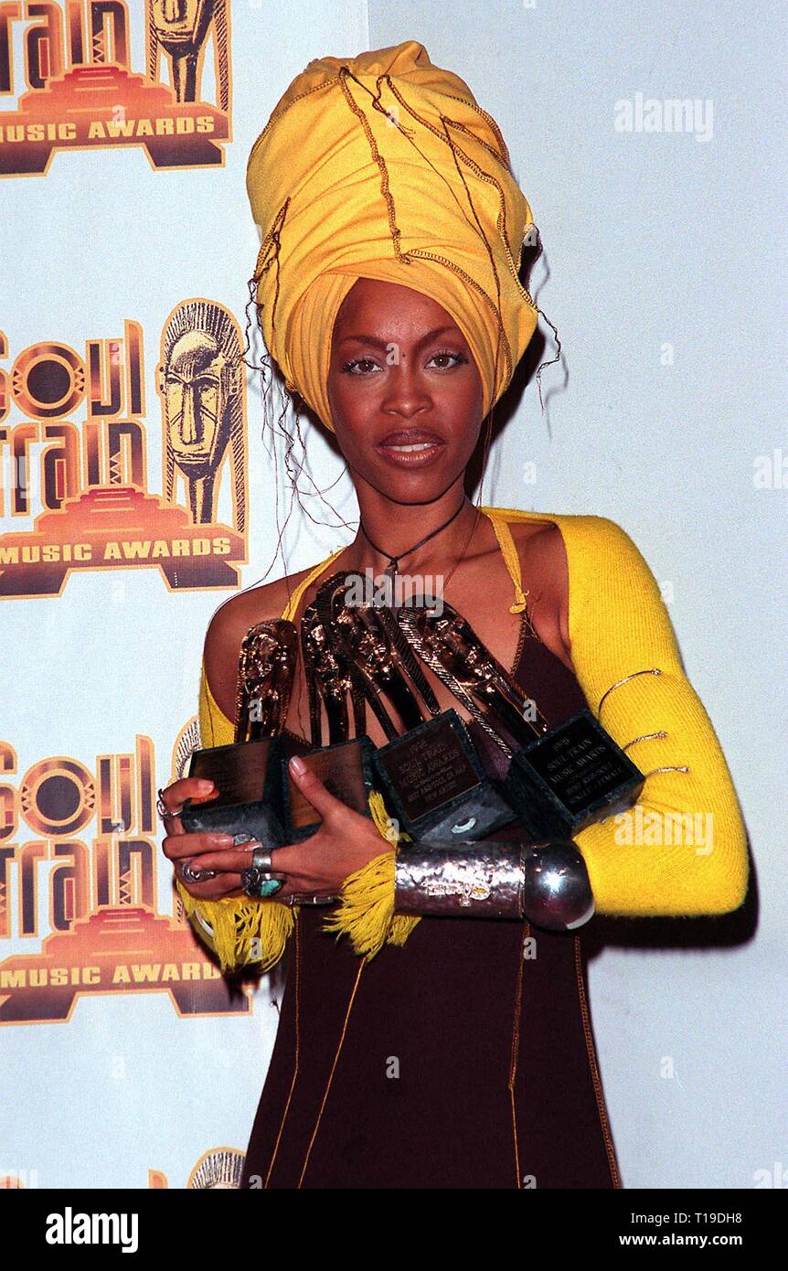 Erykah Badu Outfits 90s