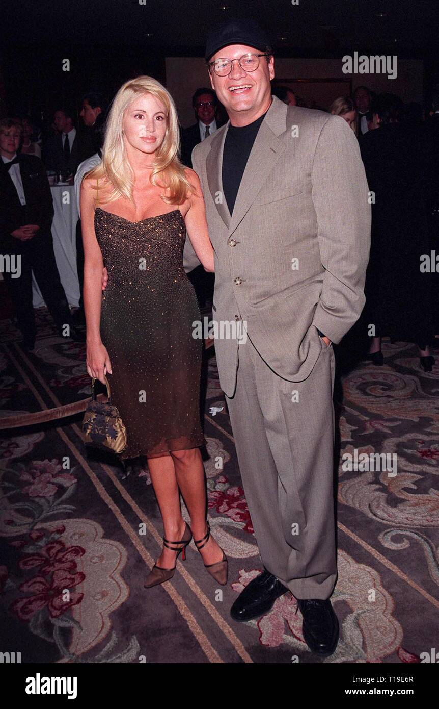 LOS ANGELES, CA - April 23, 1998: Frazier star KELSEY GRAMMER & wife ...