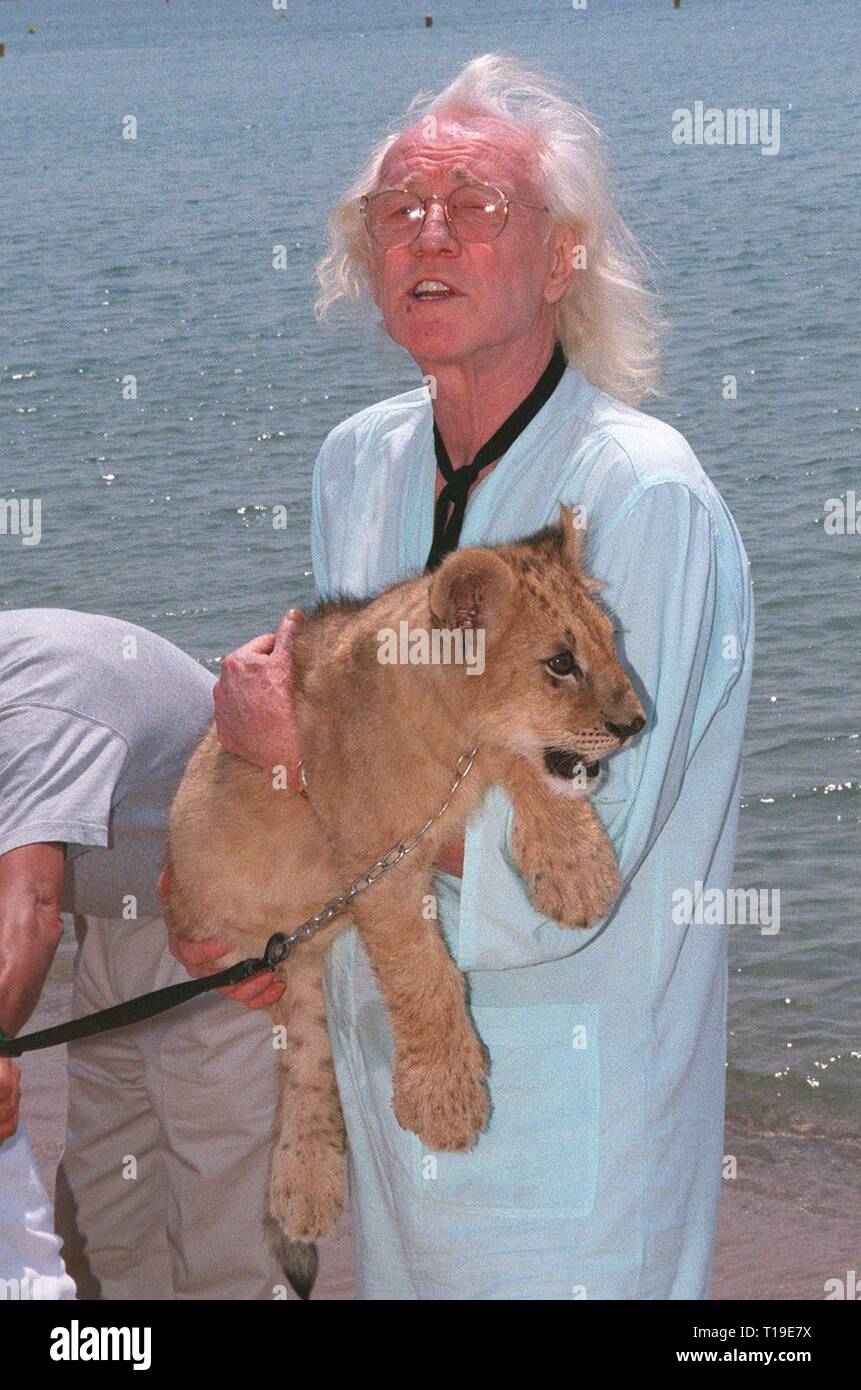 Richard harris lion cub actor walk hi-res stock photography and images ...