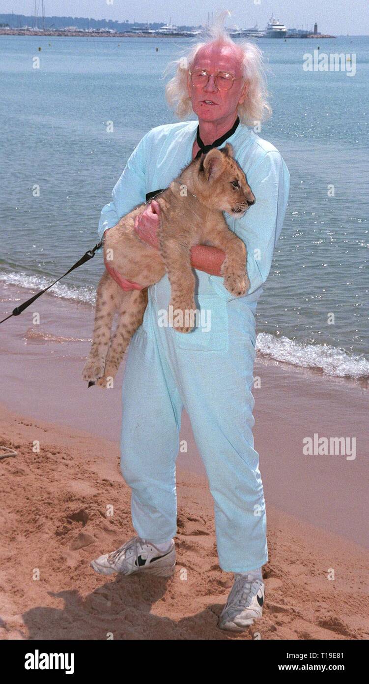 Richard harris lion cub actor walk hi-res stock photography and images ...