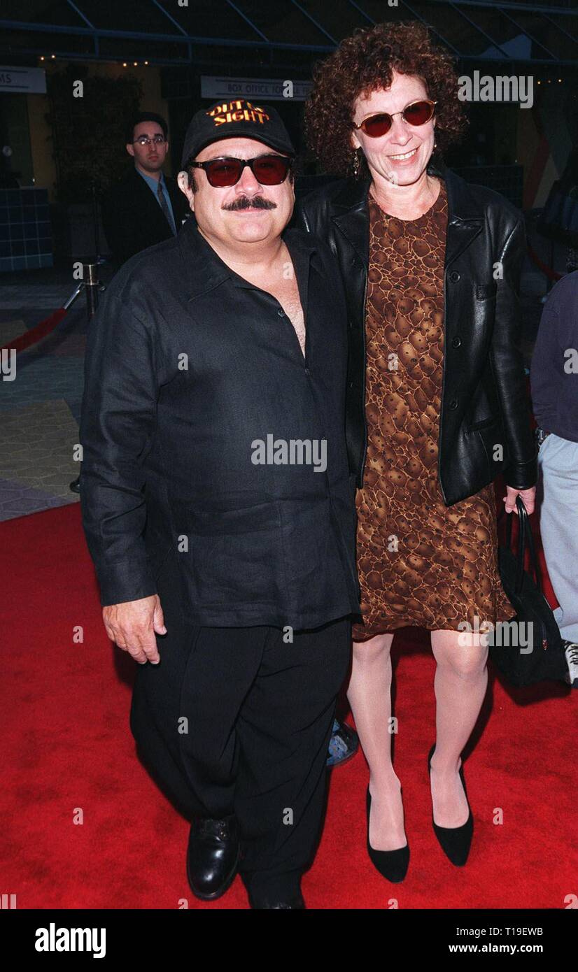 Rhea perlman & danny devito hi-res stock photography and images - Alamy
