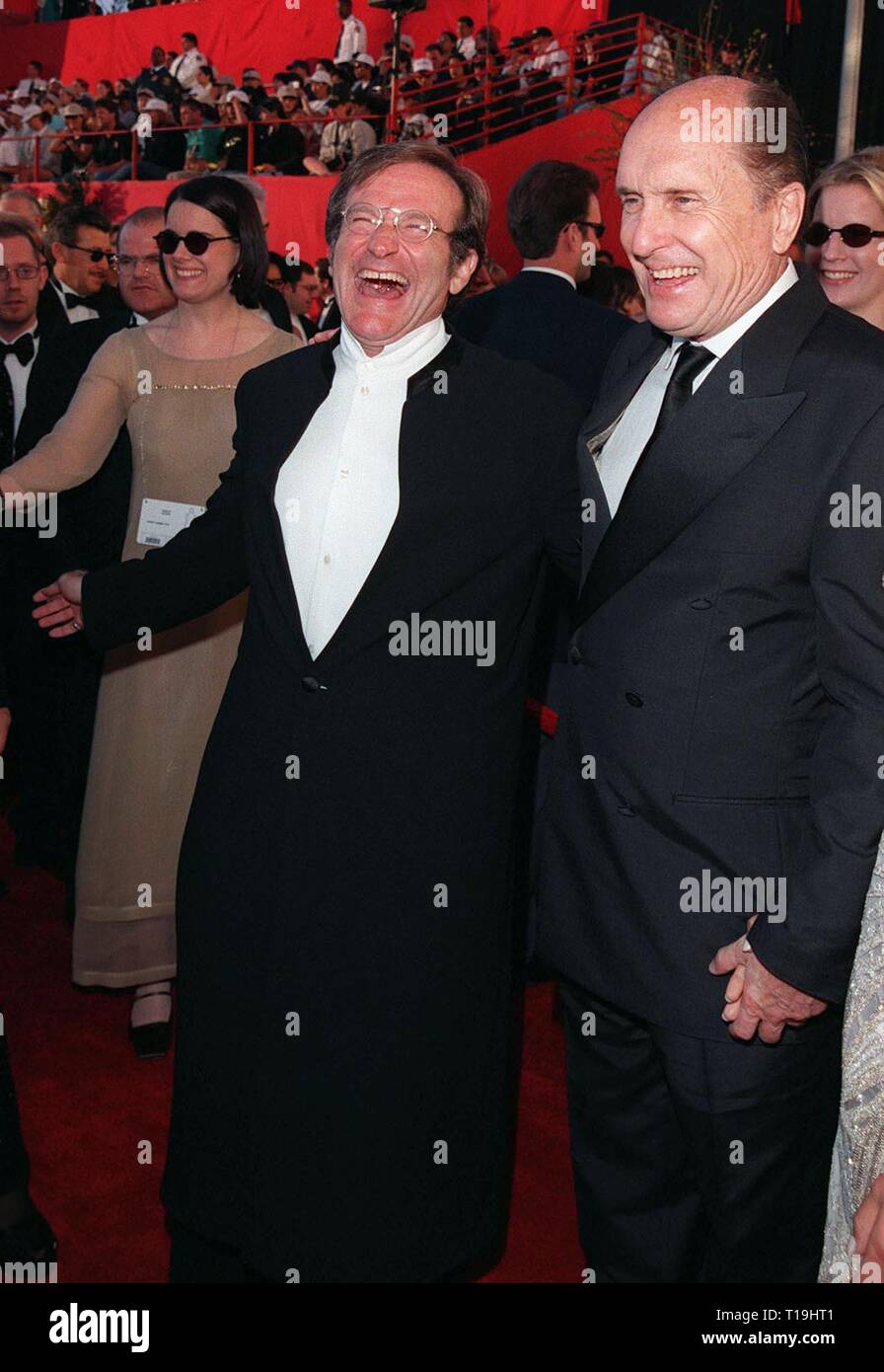 LOS ANGELES, CA - March 24, 1998: 23MAR98: Actors ROBIN WILLIAMS (left ...