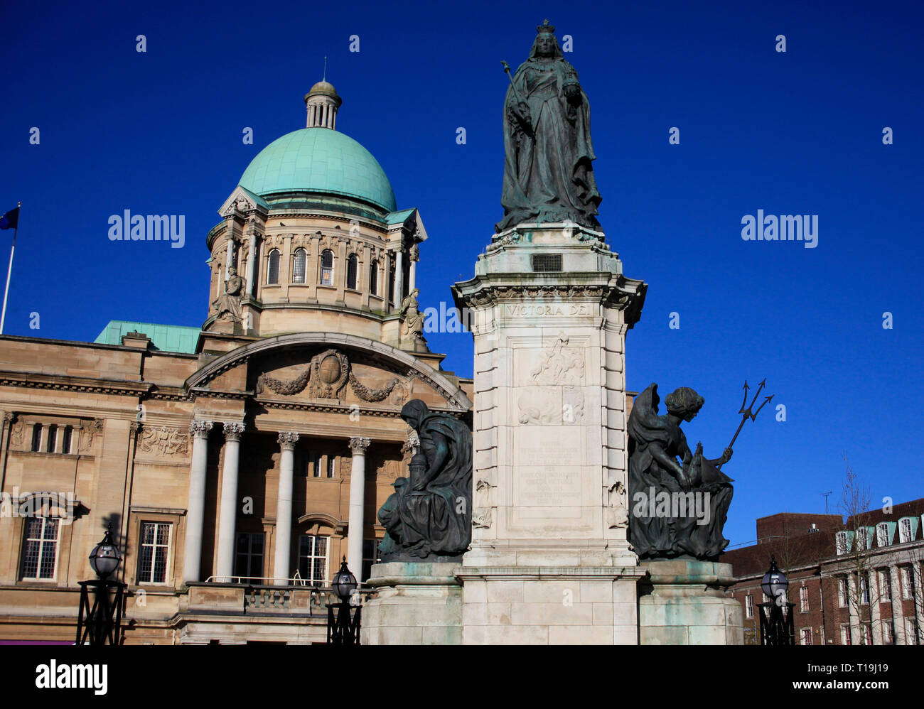 Hull City Hall and statue of Queen Victoria Hull UK with blue sky Stock ...