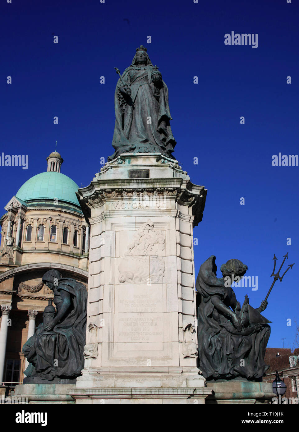 Hull City Hall and statue of Queen Victoria Hull UK with blue sky Stock ...