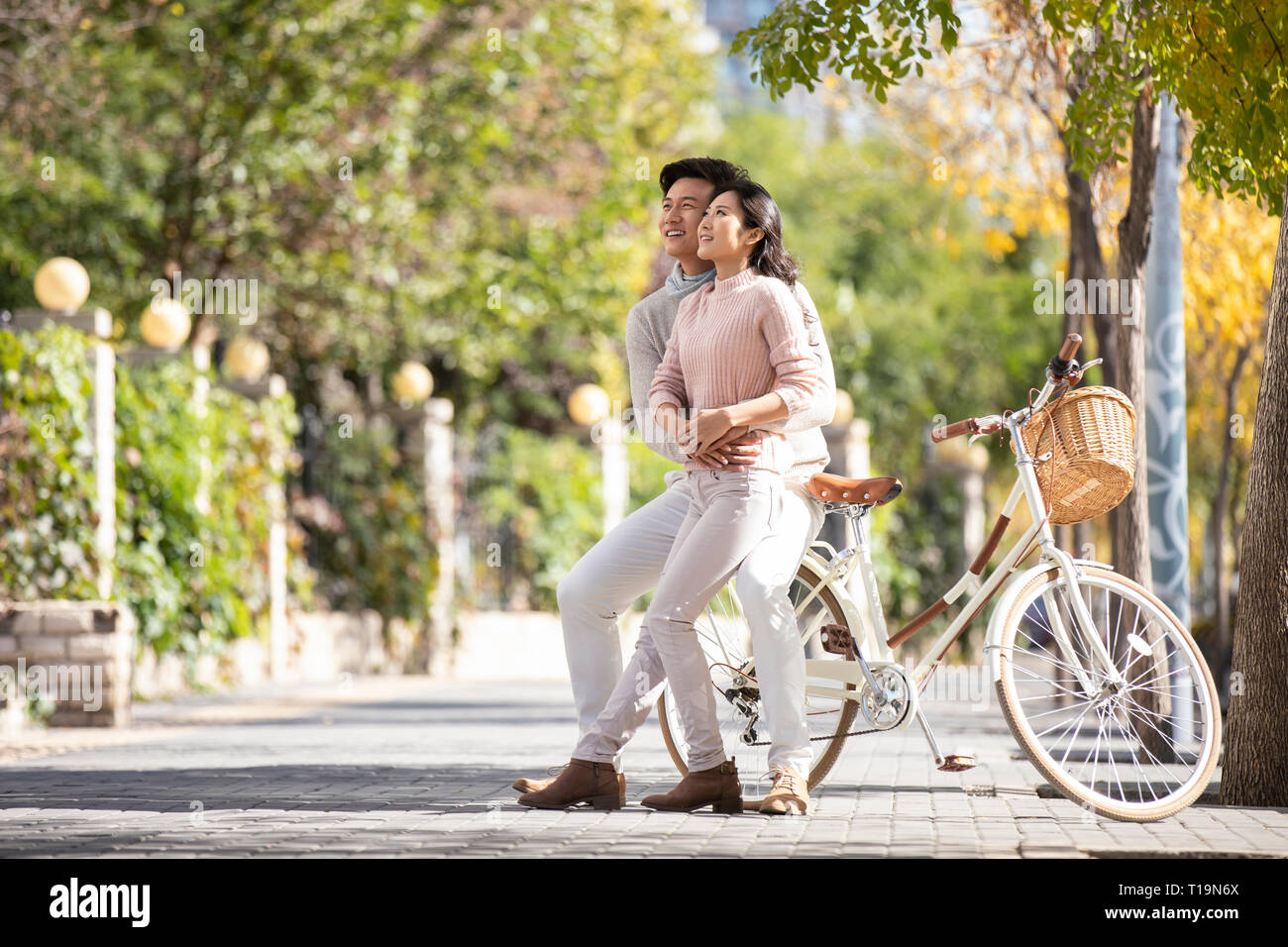 Happy young couple dating in autumn Stock Photo - Alamy