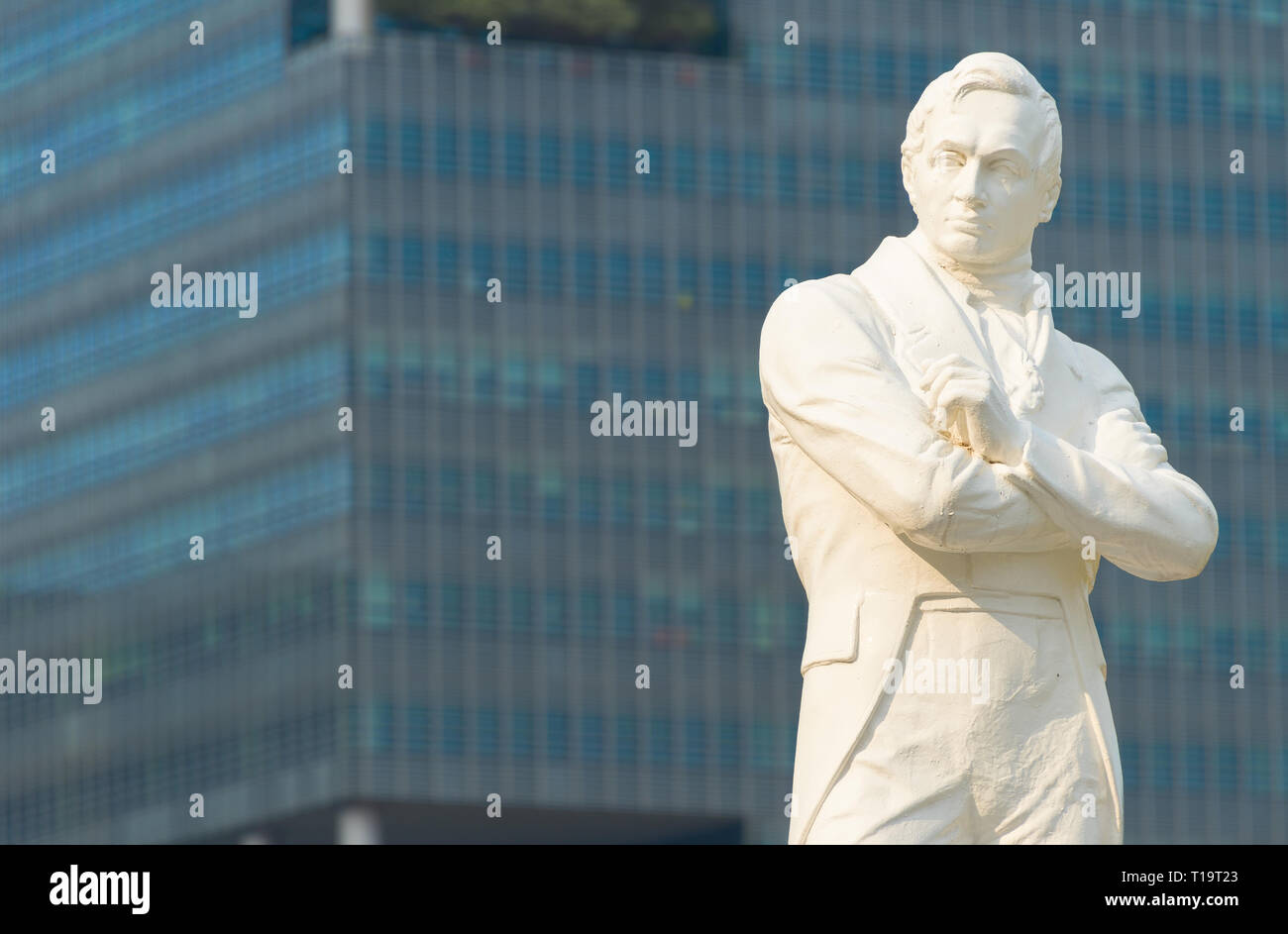 Closeup of white marble statue of Sir Stamford Raffles, founder of modern Singapore Stock Photo ...
