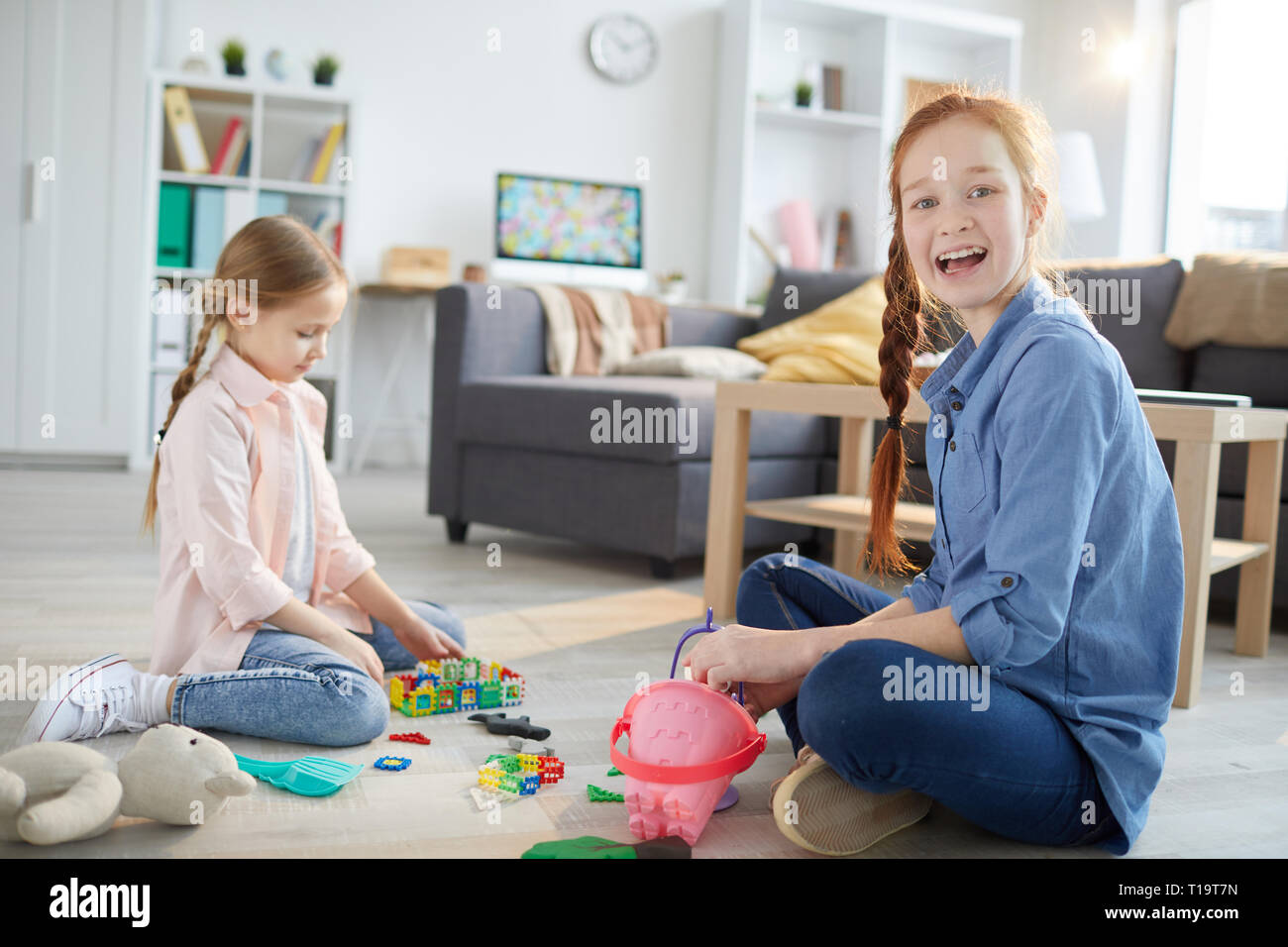 Siblings sisters hi-res stock photography and images - Alamy