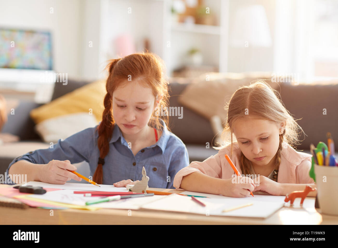Two cute little girls drawing hi-res stock photography and images - Alamy