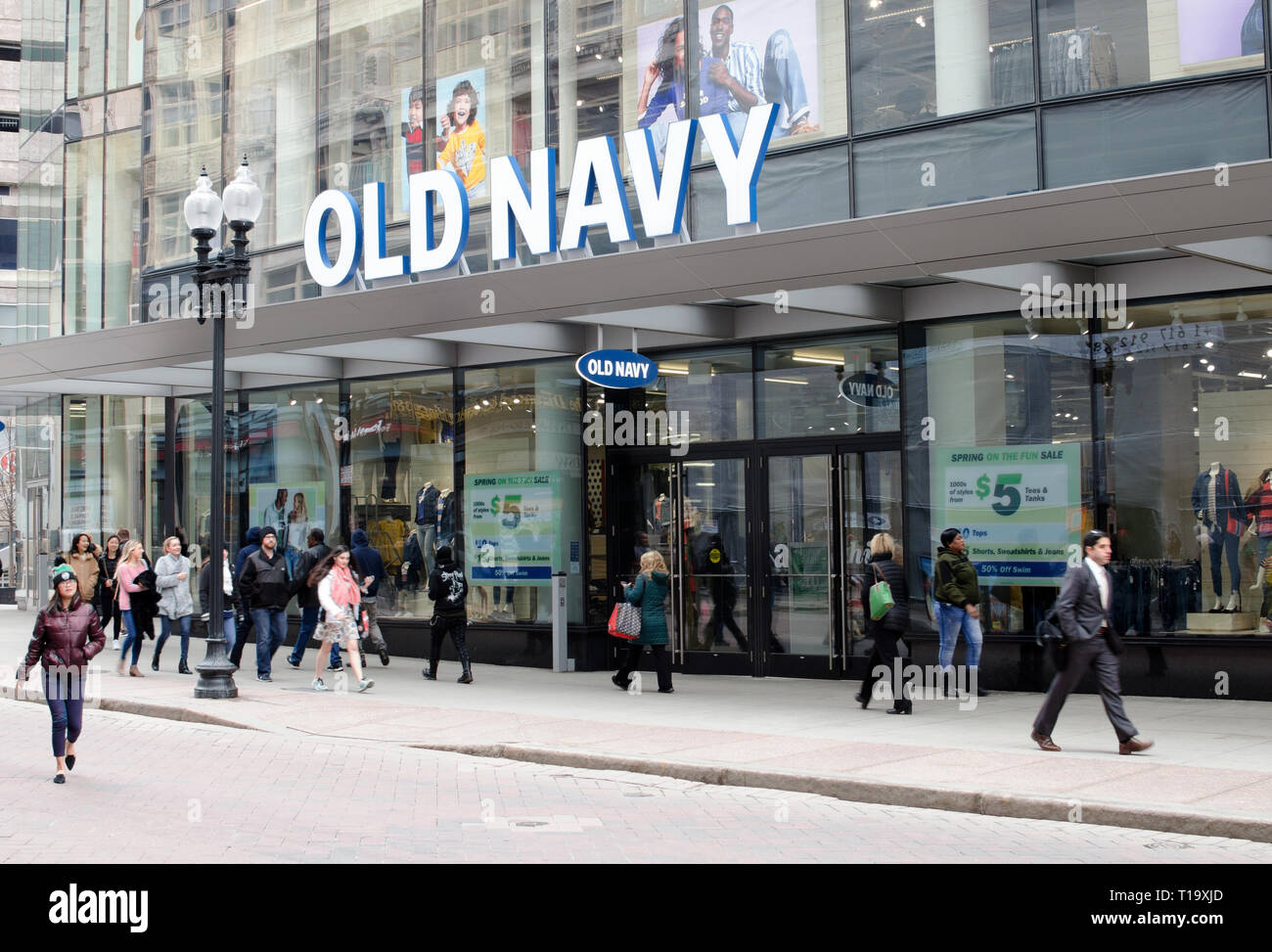 Gap sign retail hi-res stock photography and images - Alamy