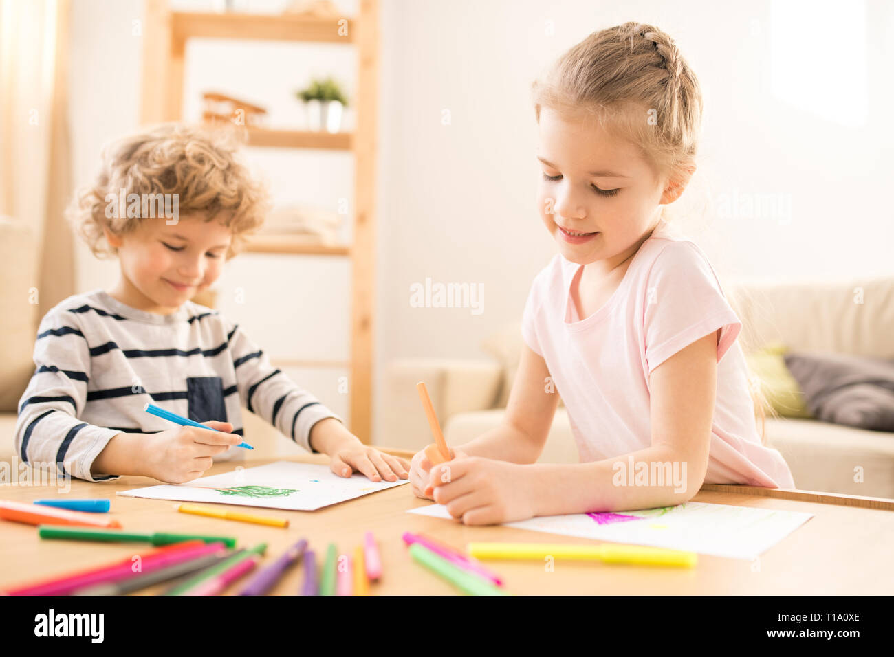 Person drawing at table hi-res stock photography and images - Alamy