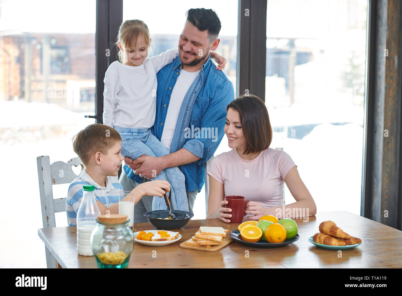 Conversation kitchen table hi-res stock photography and images - Alamy