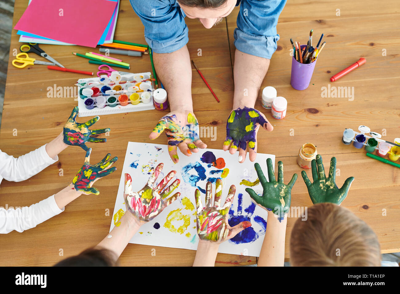 Hands in paint hi-res stock photography and images - Alamy
