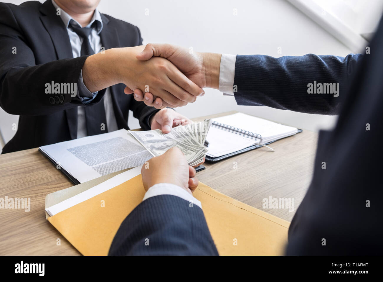 Dealing greeting and partnership meeting concept, businessmen ...