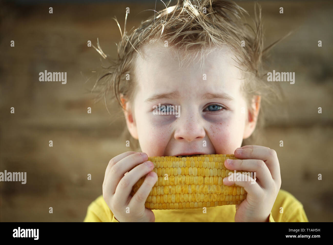 Boy eating sweet corn Stock Photo - Alamy