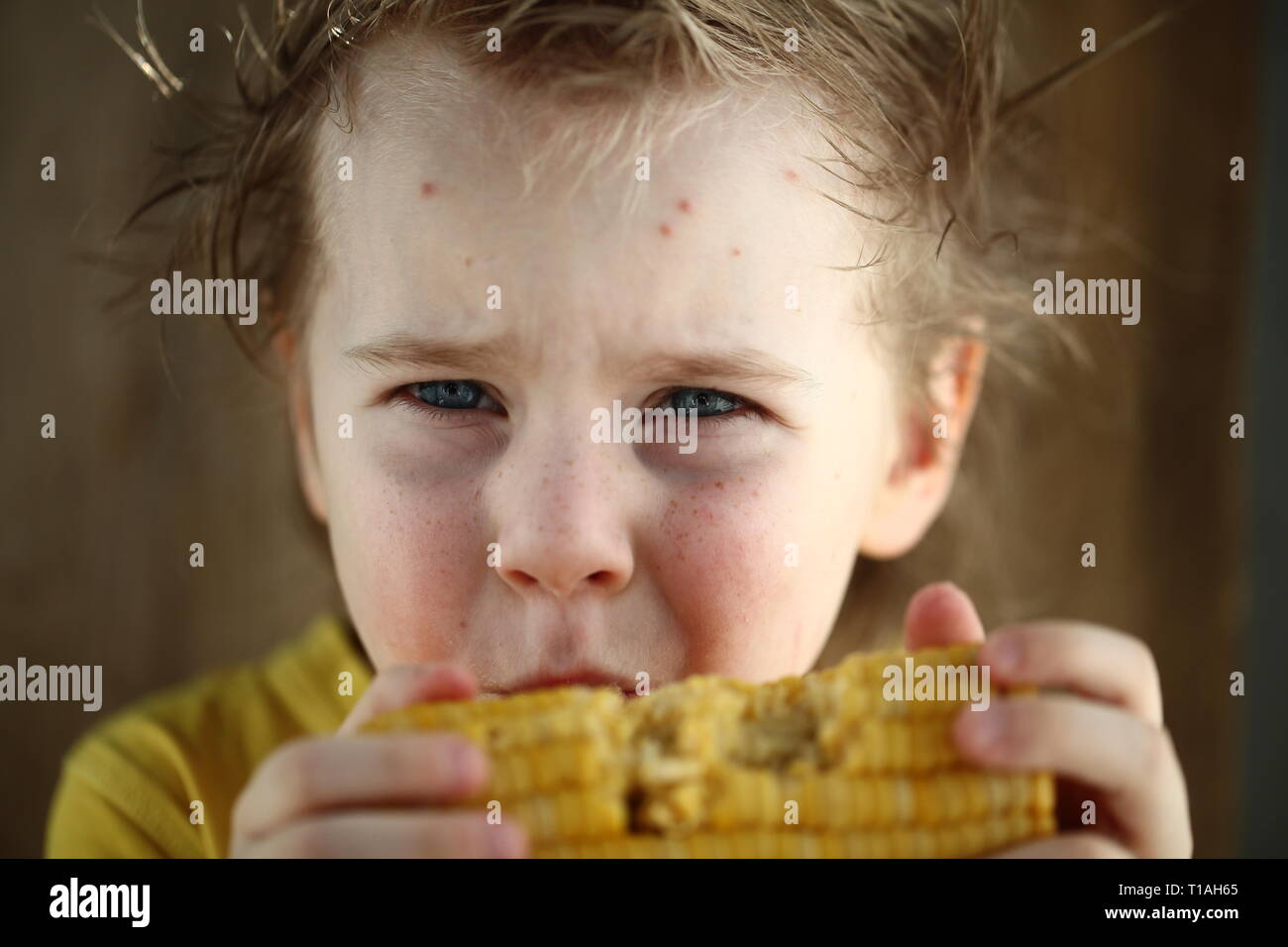 Boy eating sweet corn Stock Photo - Alamy